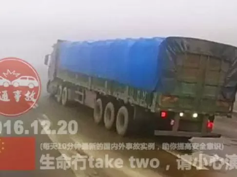 中国交通事故合集20161220:恐怖的车祸瞬间行车记录仪监控拍下现场,...