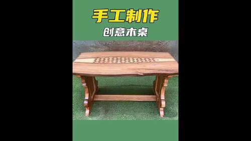 师傅凭借独门手艺打造出一张与众不同的创意木桌
