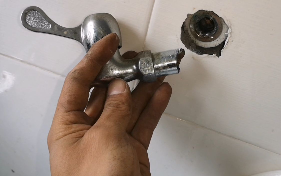 水龙头拧断在墙里面怎么办?教你一个好办法,1分钟搞定