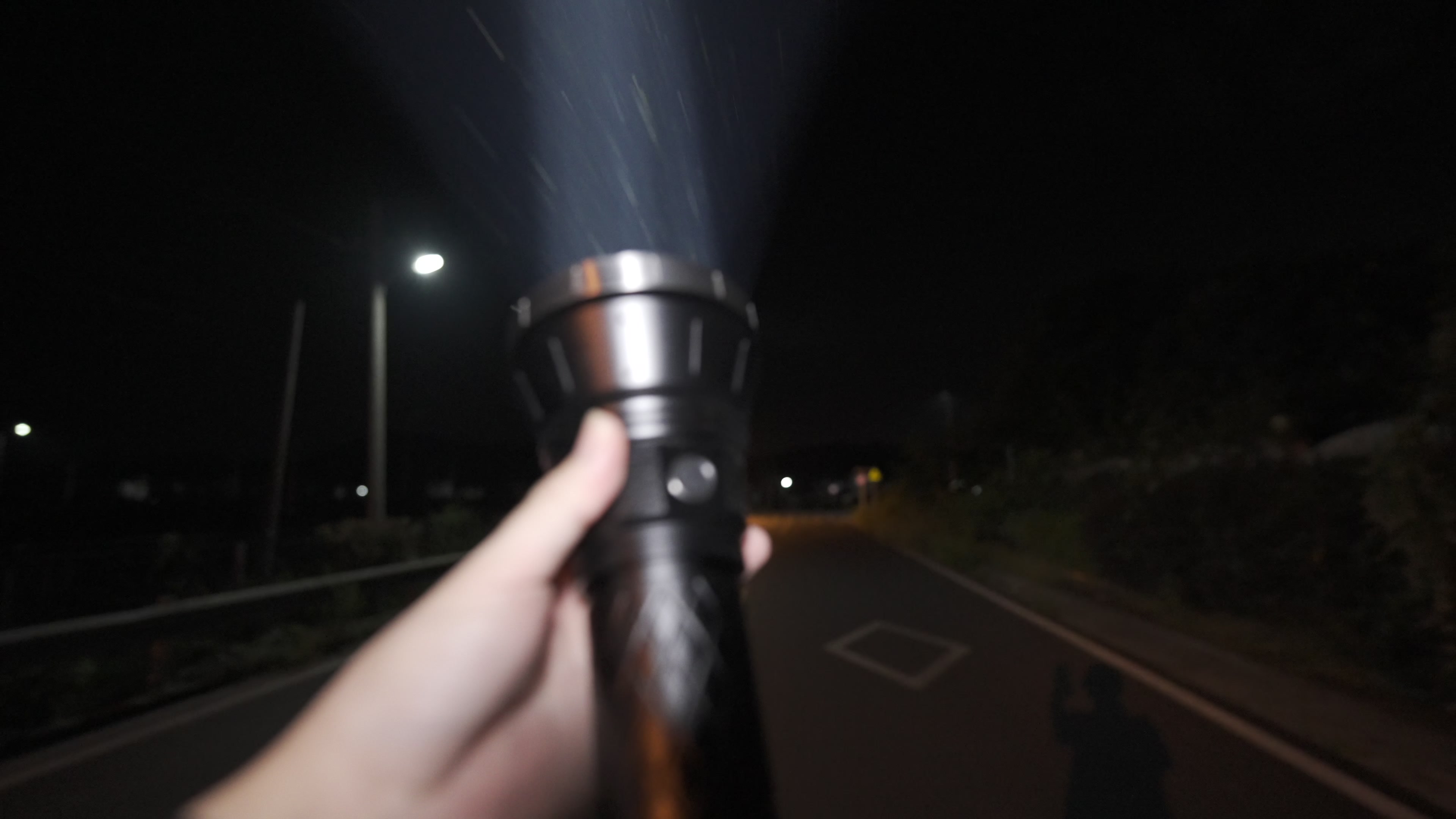 4k HDR 这才是真正欣赏手电筒光柱的方式,来看看HDR杜比视界拍摄的...