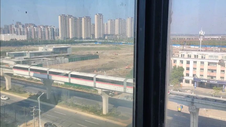 芜湖的单轨和大城市的轻轨好像也没有什么区别呀!很大气