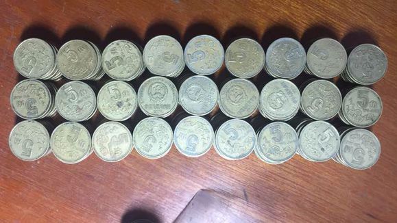 一枚5角钱硬币价值10万,快看看你的是不是这样的,要发财啦!