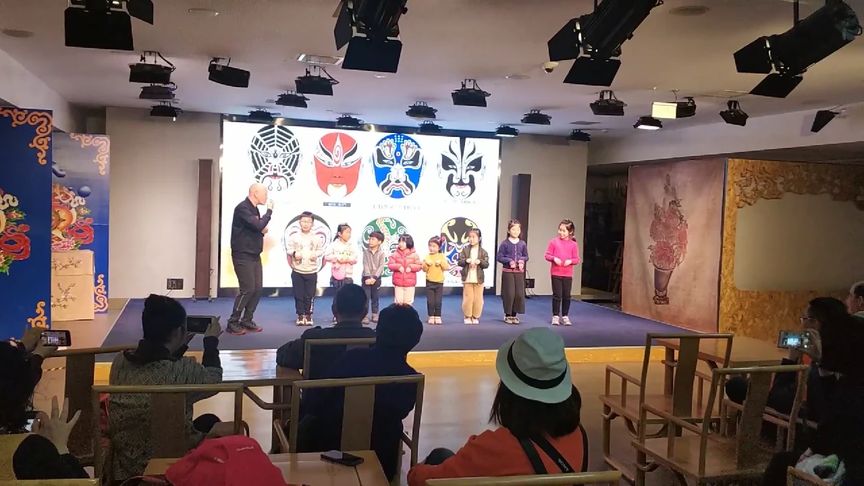 京剧大师教小朋友们表演孙悟空