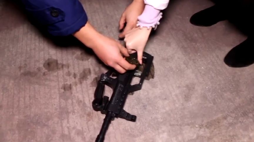 女子持玩具枪去消防队 消防员:先把枪放下