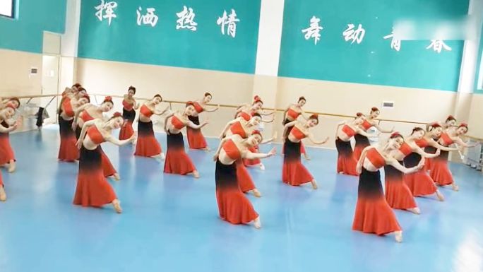 专业院校傣族舞展示,美好的舞蹈看了让人心旷神怡,视觉享受!