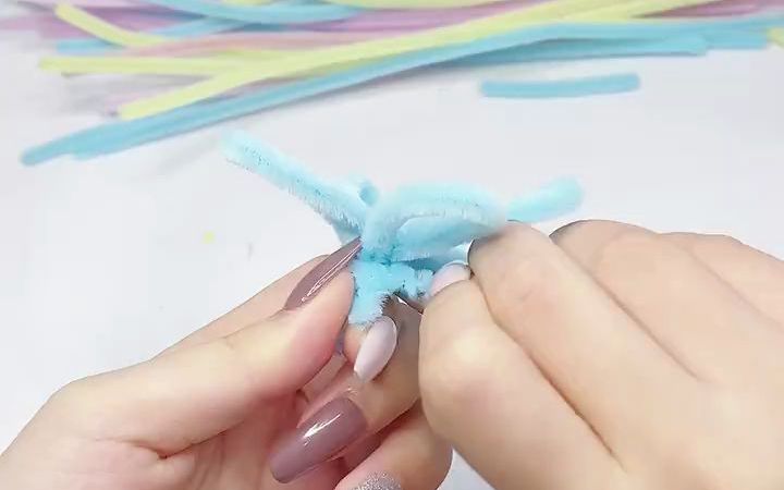 扭扭棒手工丨新的扭扭棒花束教程来啦很久没有收到过花束了,那就...