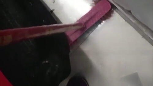 旁边的小胖别羡慕了,手机的播放列表啥都有