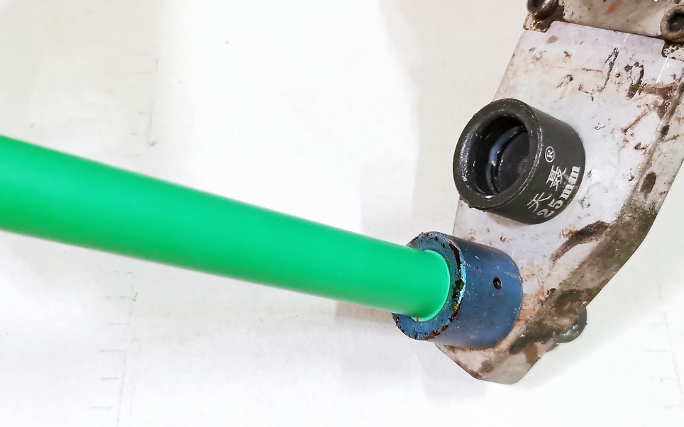 PPR管太细,弯头太粗不匹配怎么热熔?教你一招,做一个变径接头