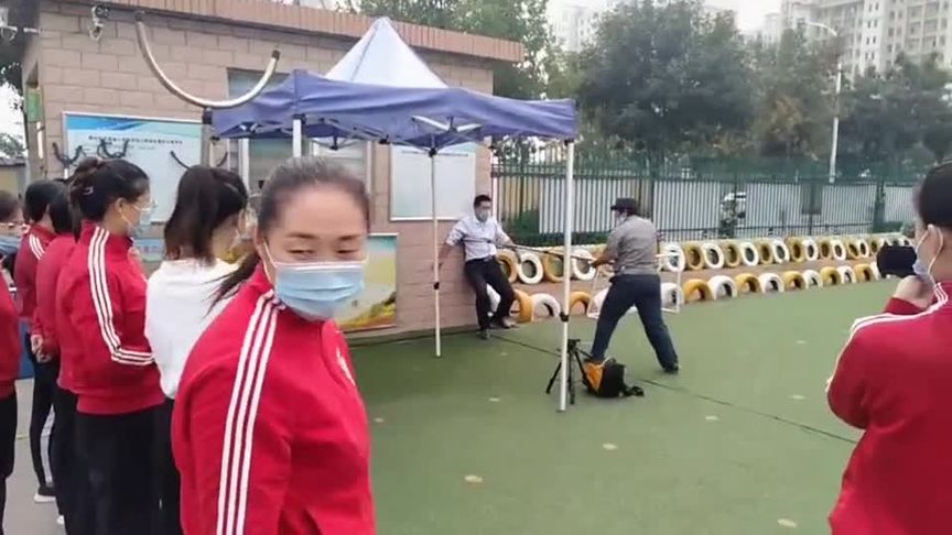 保安女老总亲自到幼儿园给老师们示范器械如何使用,为敬业点赞!