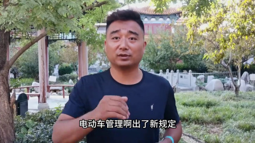 电动车管理又出"新招",不戴头盔不罚款?网友:越来越人性化了