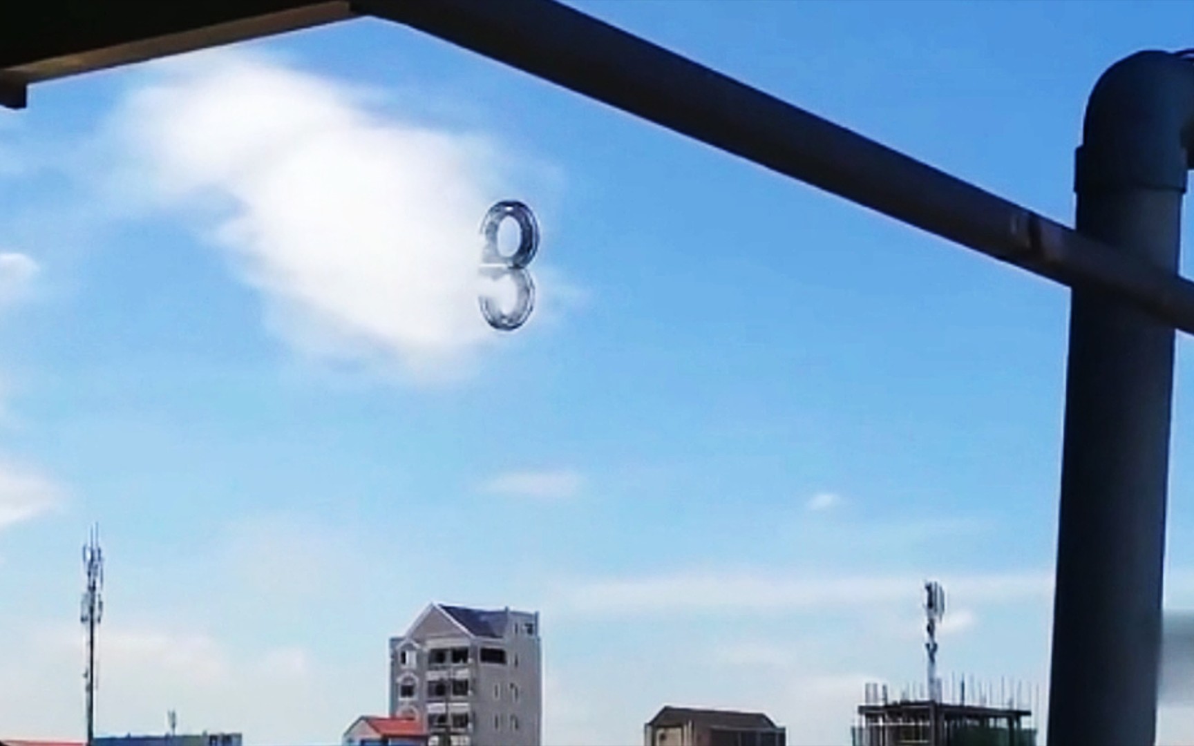 隐藏在云层中的不明飞行物ufo,难道是大气球?还是无人机?
