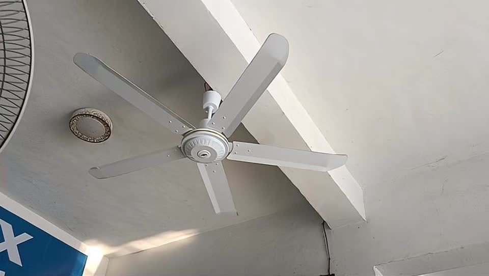 吊扇安装没有预留挂钩,这样安装非常简单,方便看看吧!