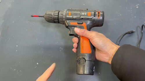 才发现锂电钻不用电池更好用接上充电器连续用多长间都行