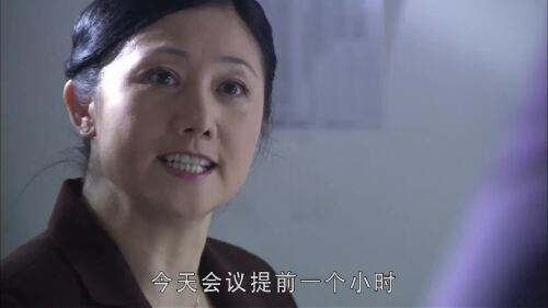 会议紧急提前一个小时,新实习生没打印好资料