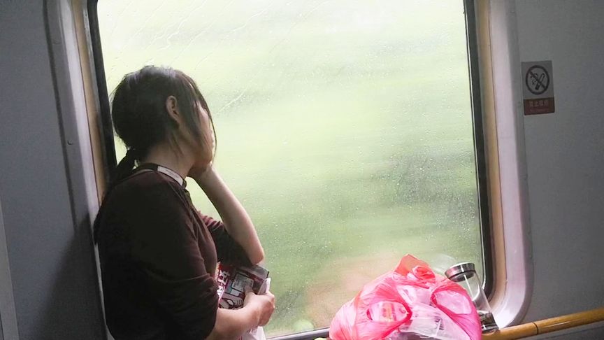 还记得绿皮火车?给我三分钟,带你看一个真实的硬座车厢场景