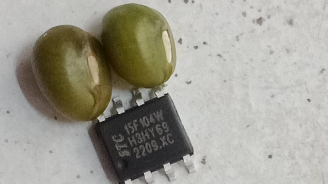 《20片单片机已经焊接到转接板了》 为什么?因为它们太小了,只有一个...