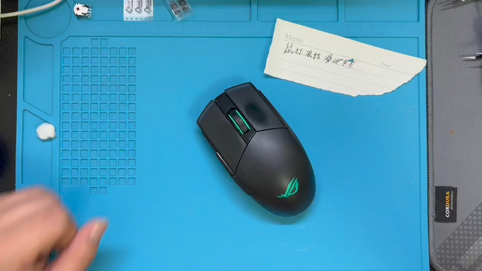 华硕ROG影刃2鼠标拆解维修,更换滚轮编码器视频。解决滚轮回滚,乱...