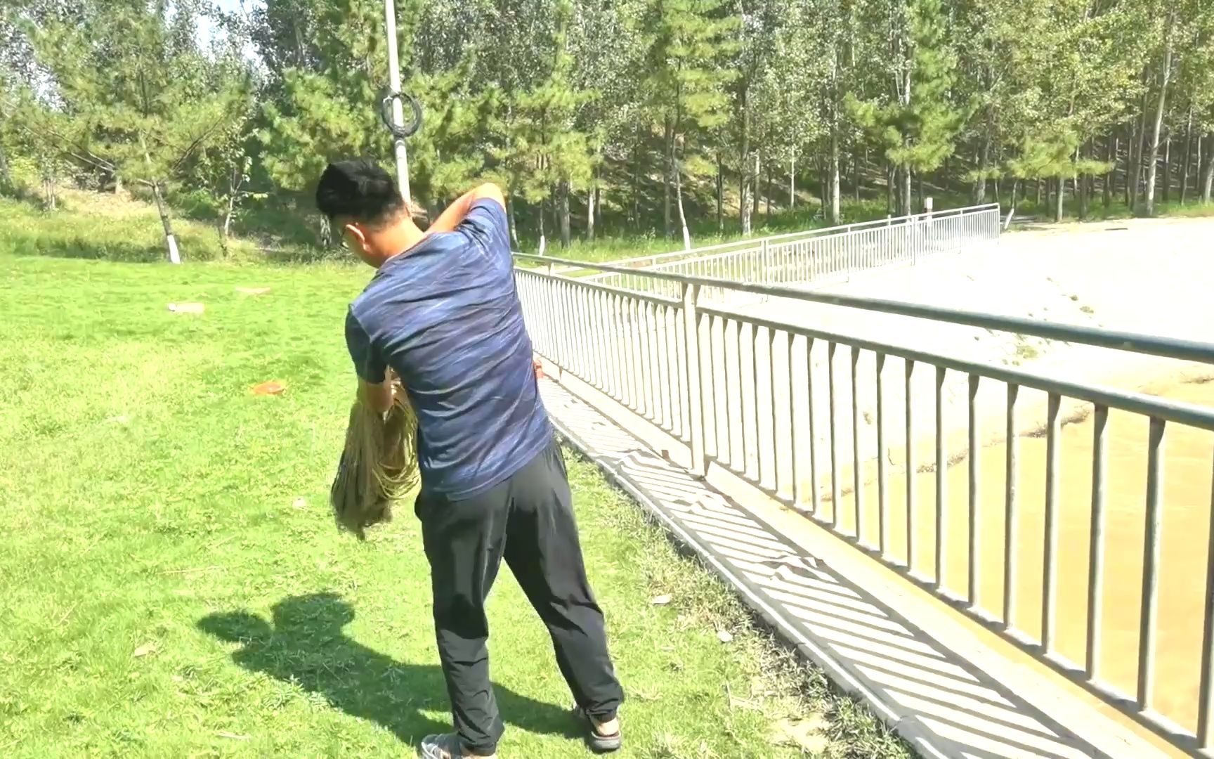 黄河闸口,大哥打到稀罕鱼引围观,第一次见说值400块,开玩笑