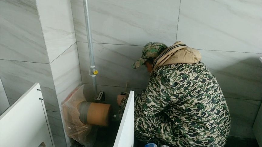 打集成灶180孔 师傅带水开保护好 干净 10分钟不到100元 贵不贵