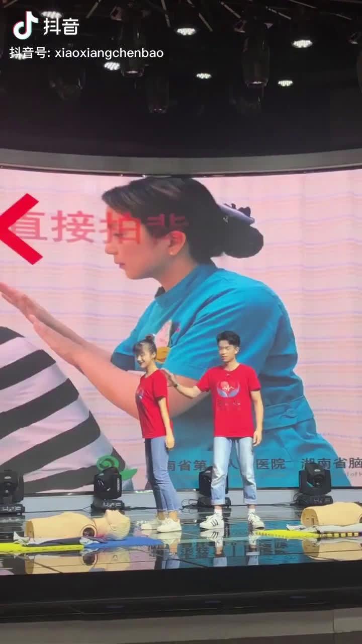 看到一个沙漠骆驼版的#海姆立克急救法# ,还有真人演示,口诀朗朗上口,...