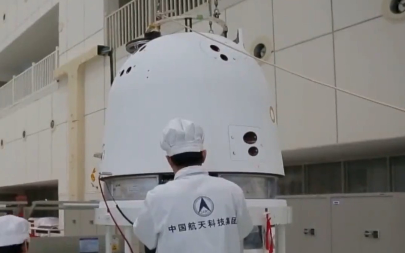 2020年底用长征五号发射嫦娥五号月球采样返回器,要实现着陆月球、...