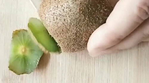 猕猴桃的正确剥皮方式,太方便了!