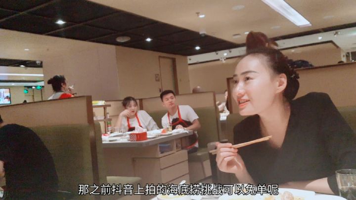 客服小芳吃海底捞,好奇问服务员可以免单吗?这个回答你想象不到