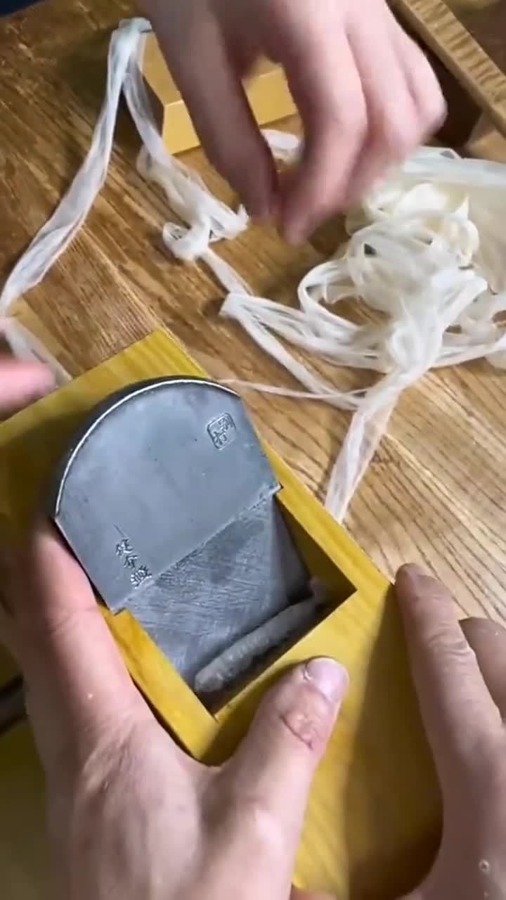 有人建议把这个刨花当卫生纸用?#木工刨刀 #刨花 #木工