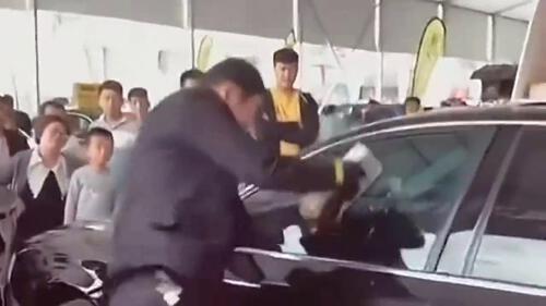 4S店的老板亲测车玻璃硬度,砸了好几次都没砸碎,不是普通的钢化玻璃!