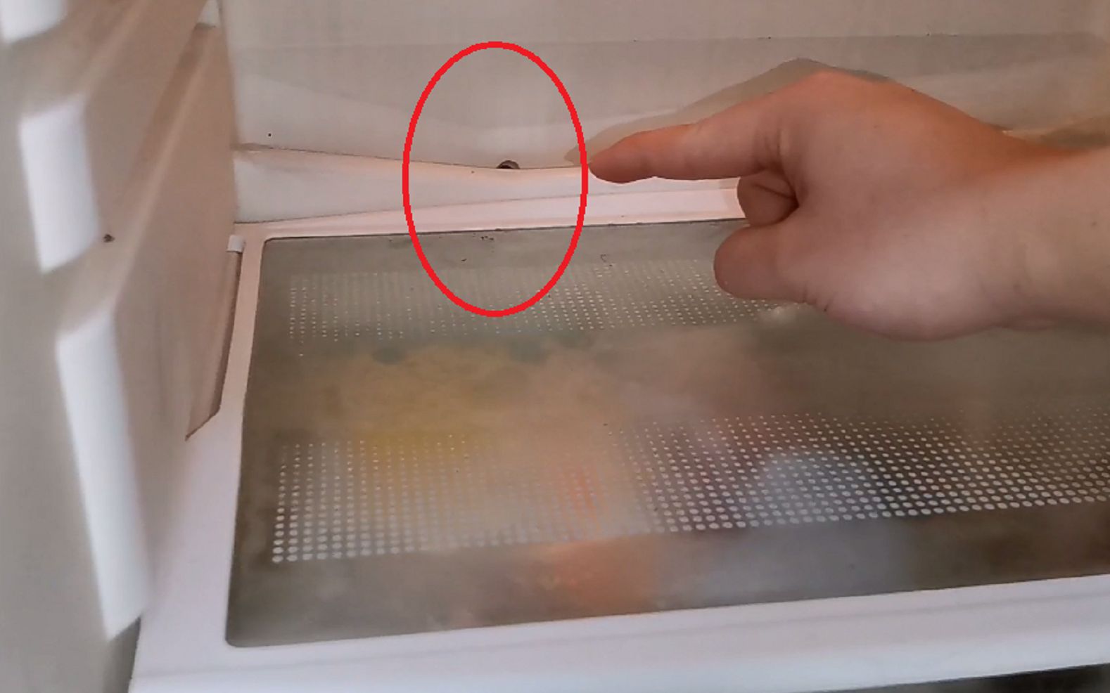 冰箱这里有个小孔你检查过吗?它对我们很重要,赶快打开看看