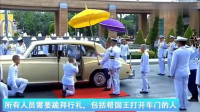 排场相当壕,泰国国王出行的金色座驾,司机跪着开门