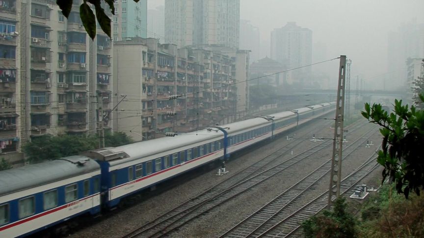 2011年3月 重庆——武汉T258次特快列车通过沙坪坝火车站