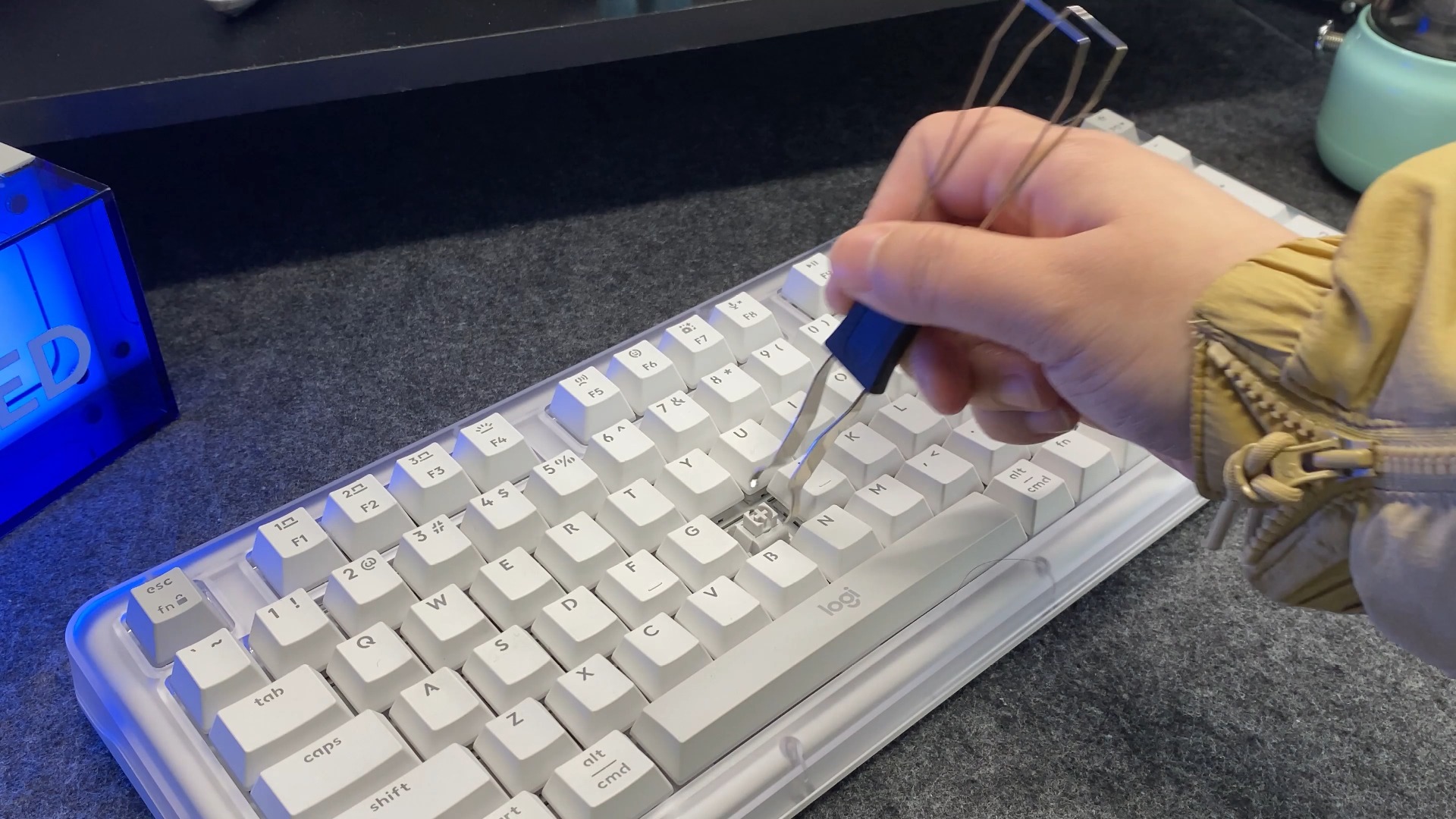 罗技首款机械客制化K98m键盘键帽轴体更换教程大理石轴体