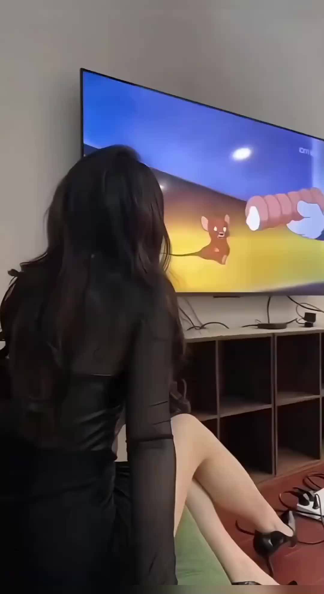 闺蜜一来我家,就喜欢打开电视看动画片,跟小孩子一样