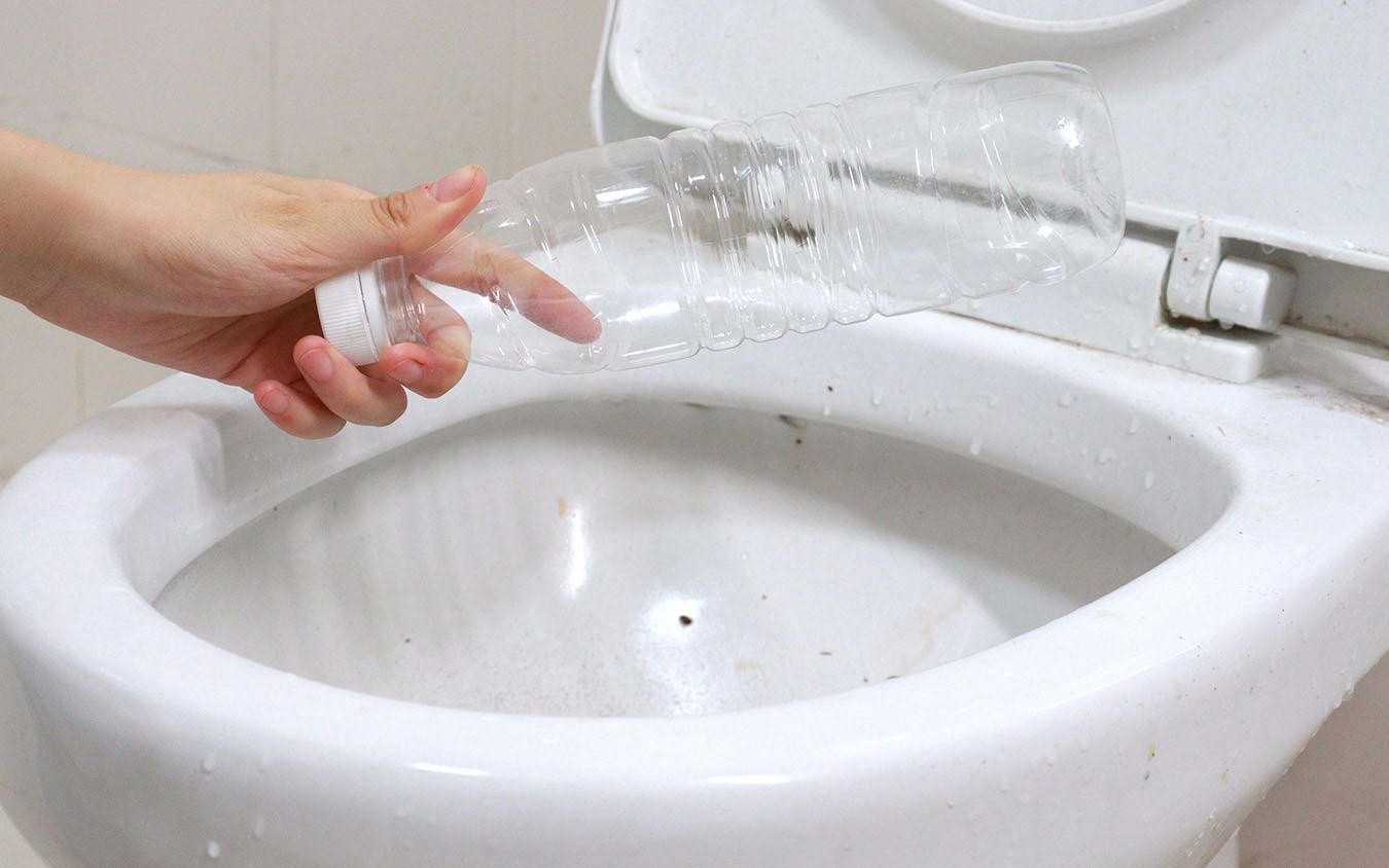 再堵的厕所,只用一个塑料瓶,5分钟快速疏通,不用花钱找人修