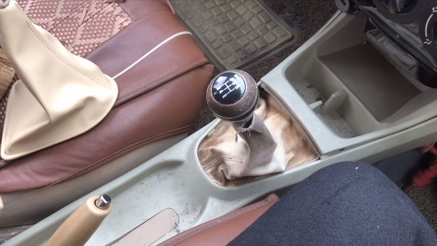 挂档杆罩子破了非常难看,教你如何更换汽车挂档杆防尘罩!