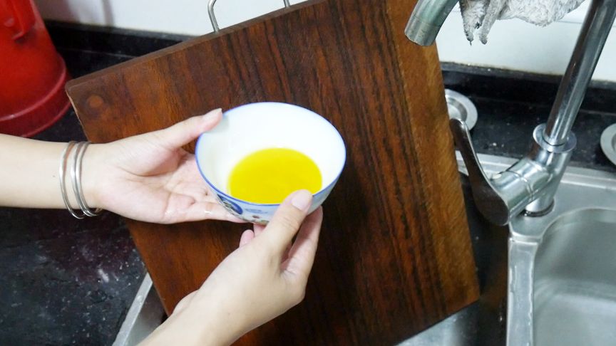 新买的砧板怎么处理?教你一招,不易变形不开裂,省钱又省心