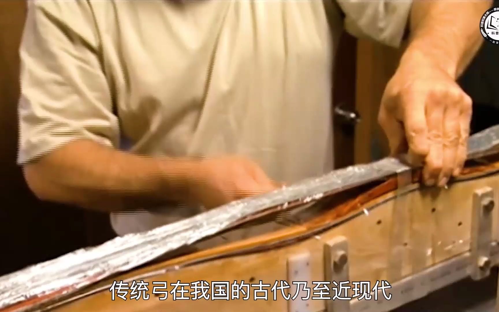 樱桃木是如何制作成传统弓的?2分钟带你了解,传统弓制造全过程