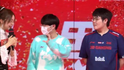 JDG男粉丝找主持人余霜比心!管泽元家被偷了!