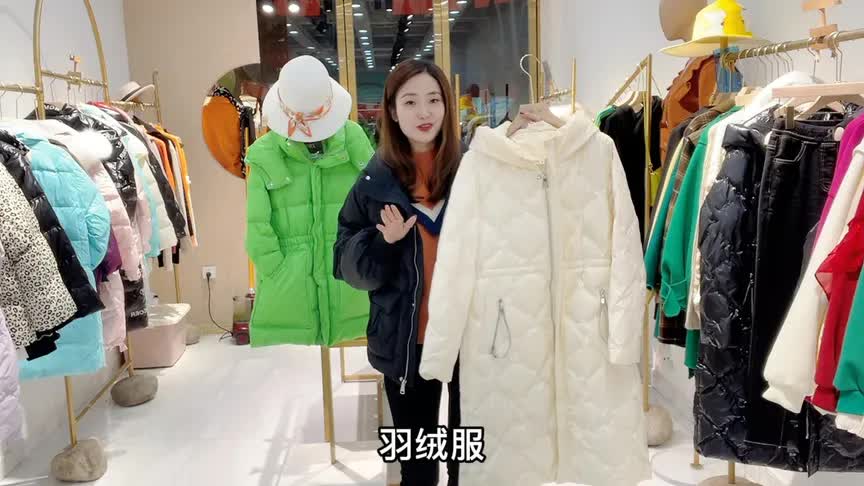 冬季羽绒服穿搭,米色中长羽绒服搭配加绒裤子,时尚保暖还减龄!
