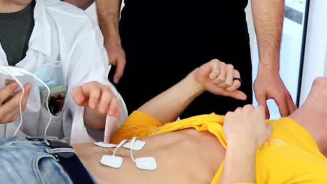 外国小哥作死体验孕妇分娩疼痛感,妈妈:知道生孩子的.