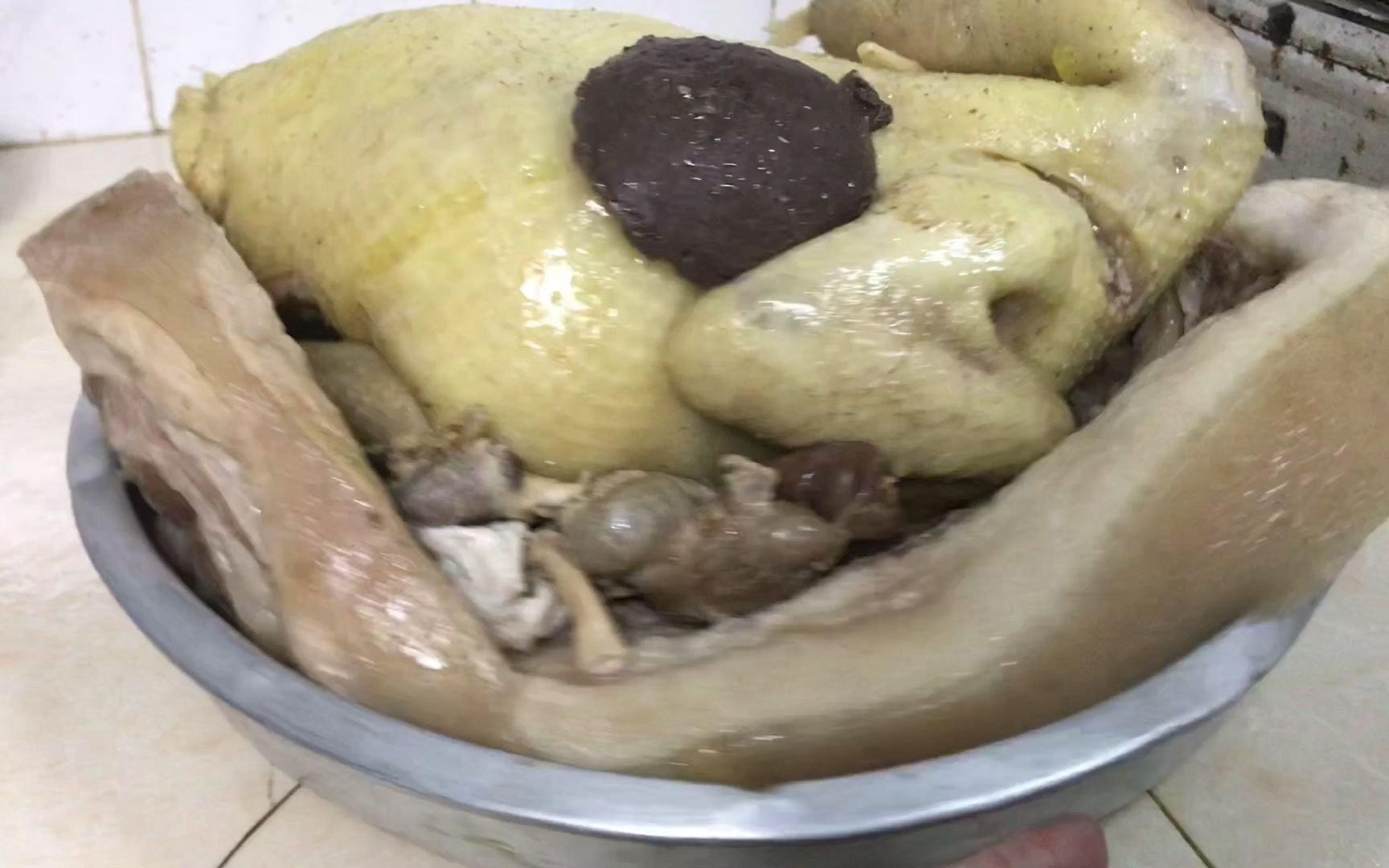 一大早准备了拜神祭祖三牲,不幸中万幸,扫墓回程老妈姐姐车祸了