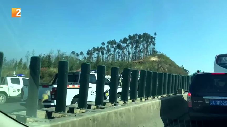 大货车失控引发连环事故,小货车被撞翻,客车被迫“横穿” 公路
