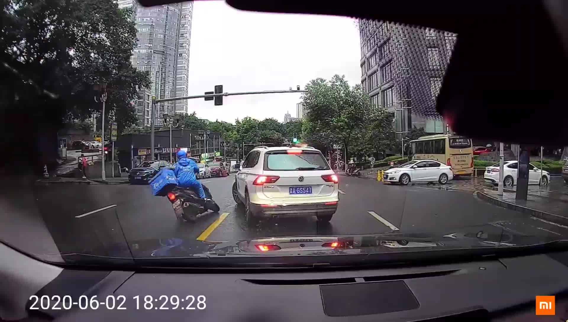 月入上万的外卖骑手是高危工作,天雨路滑,容易出事故。#重庆头条#