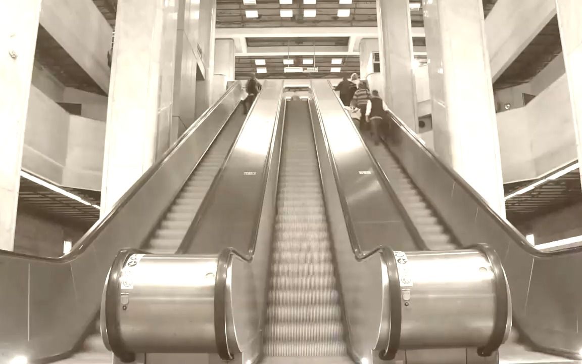 自动扶梯究竟是如何运行的?它又是如何从平面变为阶梯?