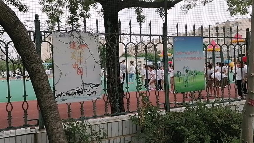 实拍小学生放学一幕,家长早早来到学校门口等待,不能耽误接孩子