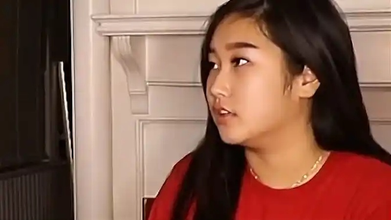 这是监控拍下十分诡异的一幕,女子晚上睡觉时,听到家里有异常