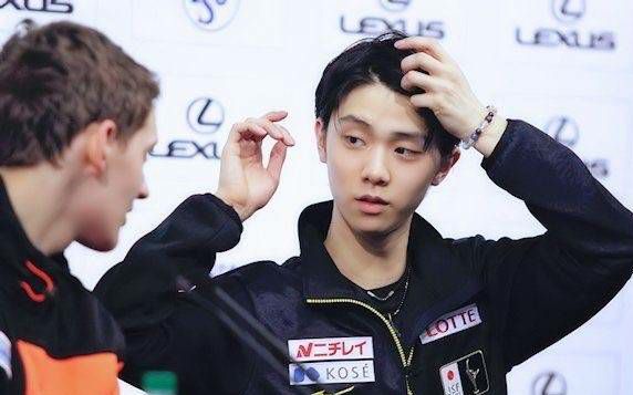 【羽生结弦】羽生看海盗比赛,解说员笑岔