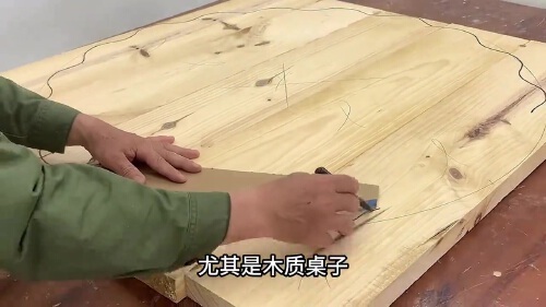只需用几块木质制作一款价值不菲的艺术桌子