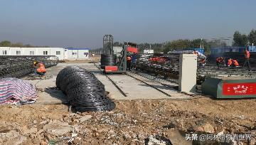 现在制作钢筋笼都这么机械化了,大大提高了工作效率。